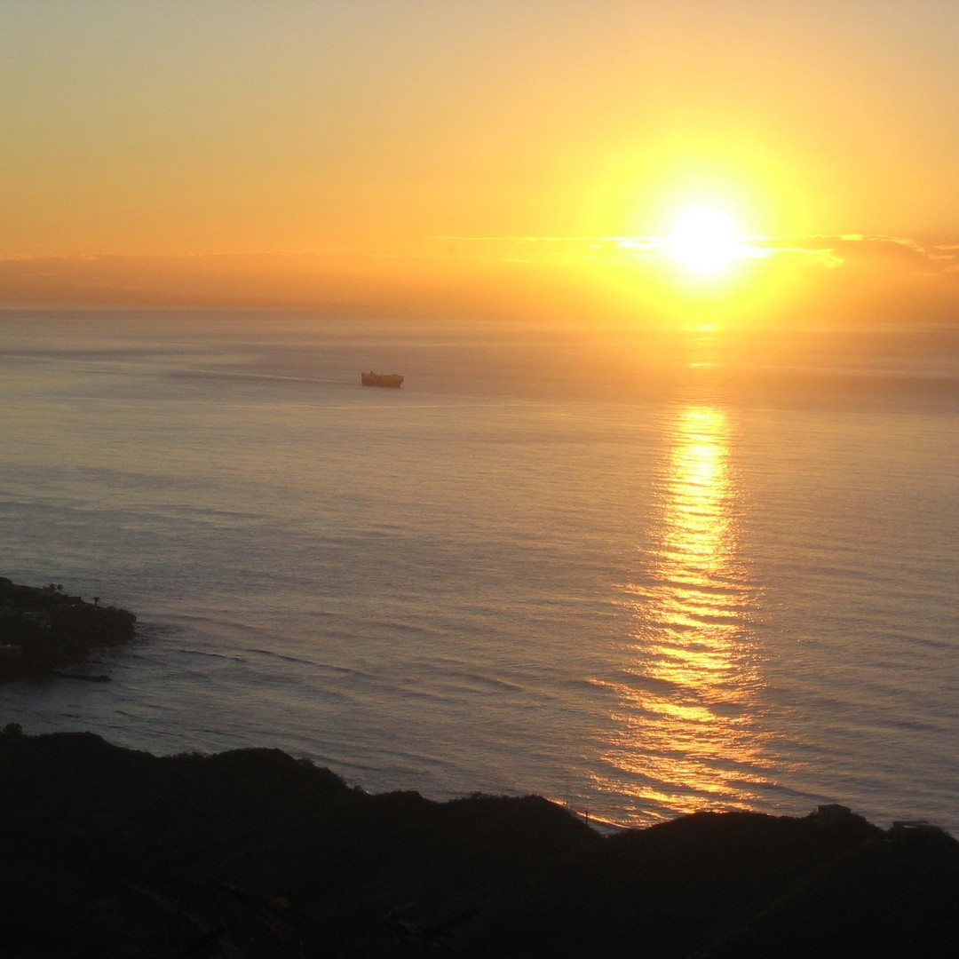 Oahu: Diamond Head Sunrise Hike with Acai Bowl and Malasada | GetYourGuide
