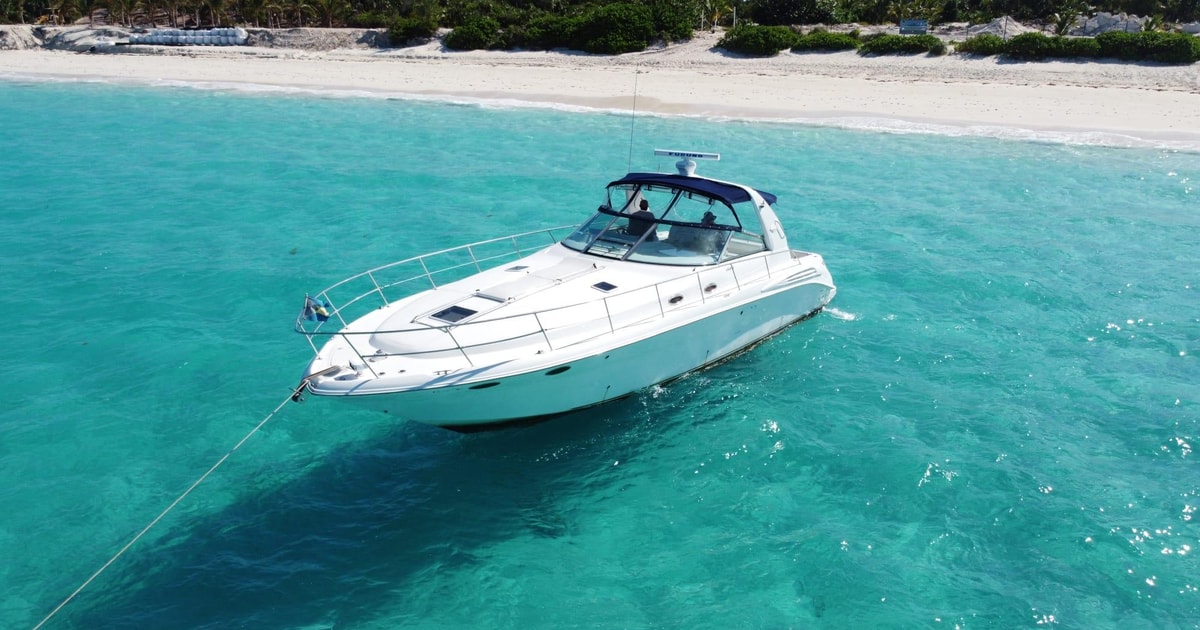 Nassau: Crucero de lujo al atardecer - Bebidas, aperitivos y música ...