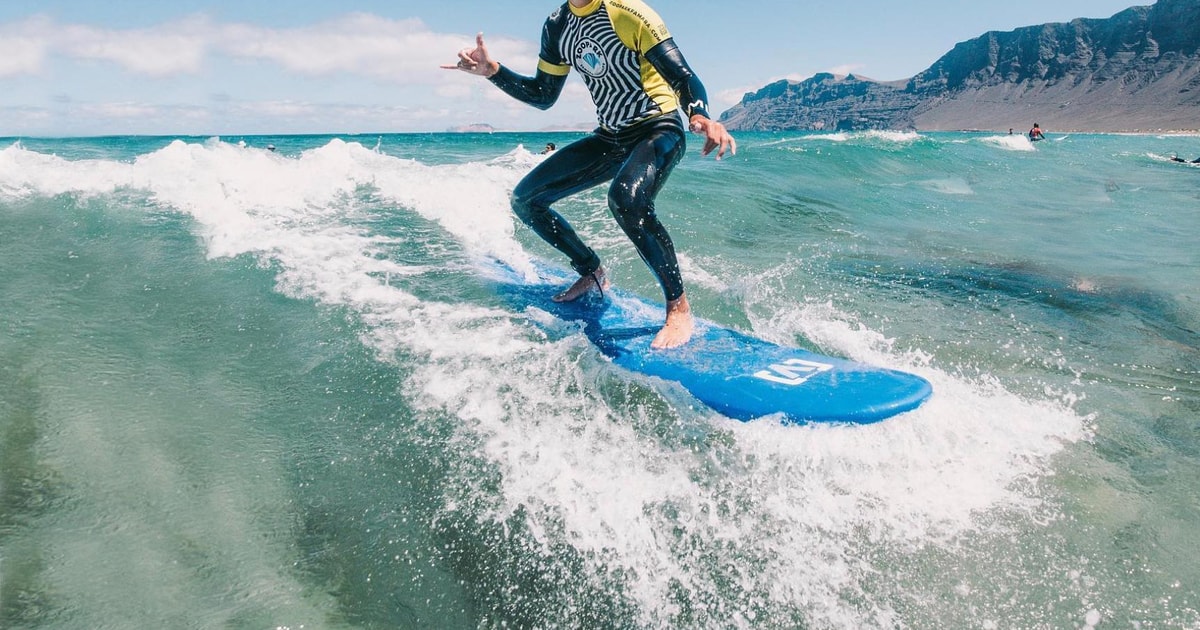 Lanzarote: Clases de Surf de 2 ó 4 horas en Famara | GetYourGuide