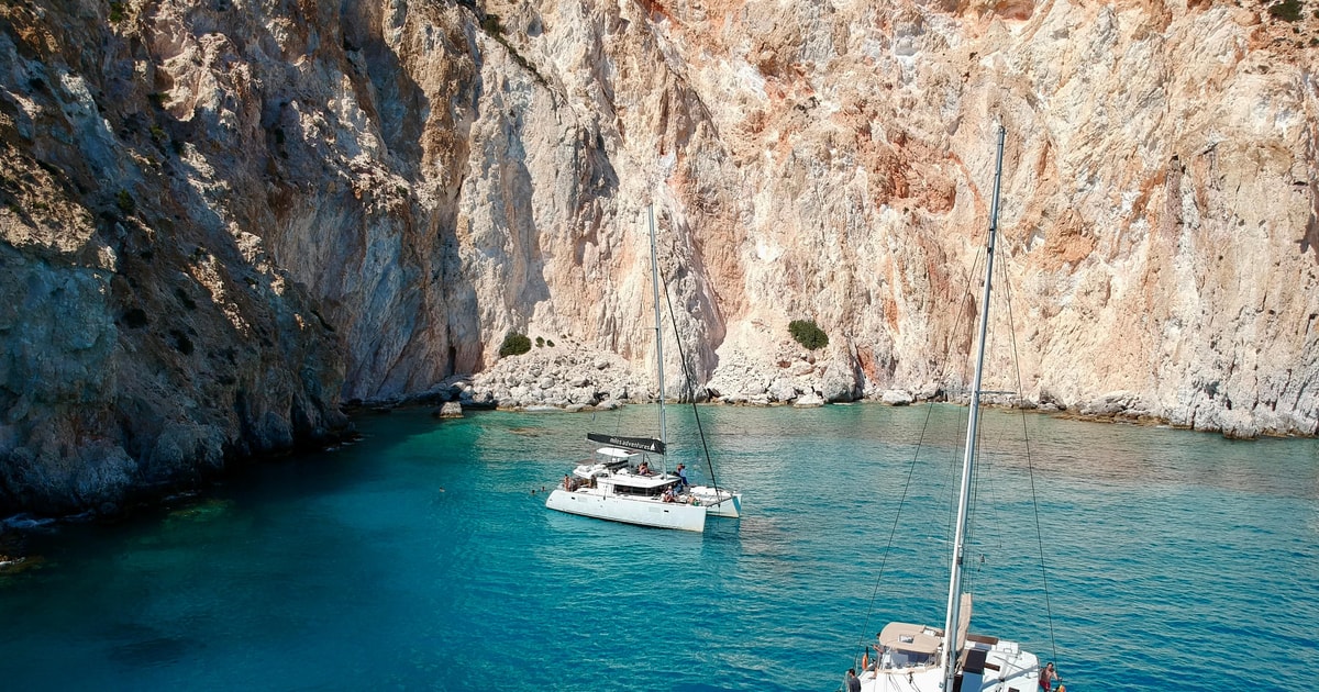 Milos: Ganztägige Katamaran-Kreuzfahrt nach Poliegos und Kleftiko ...