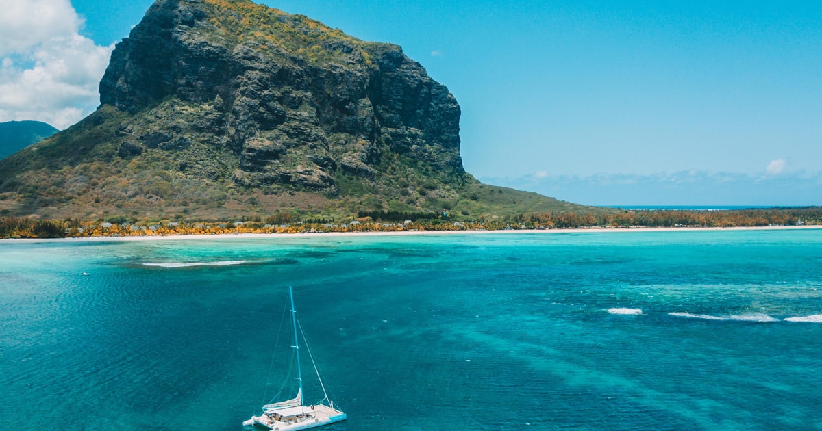 Zuidwesten van Mauritius: Catamaran cruise met snorkelen | GetYourGuide