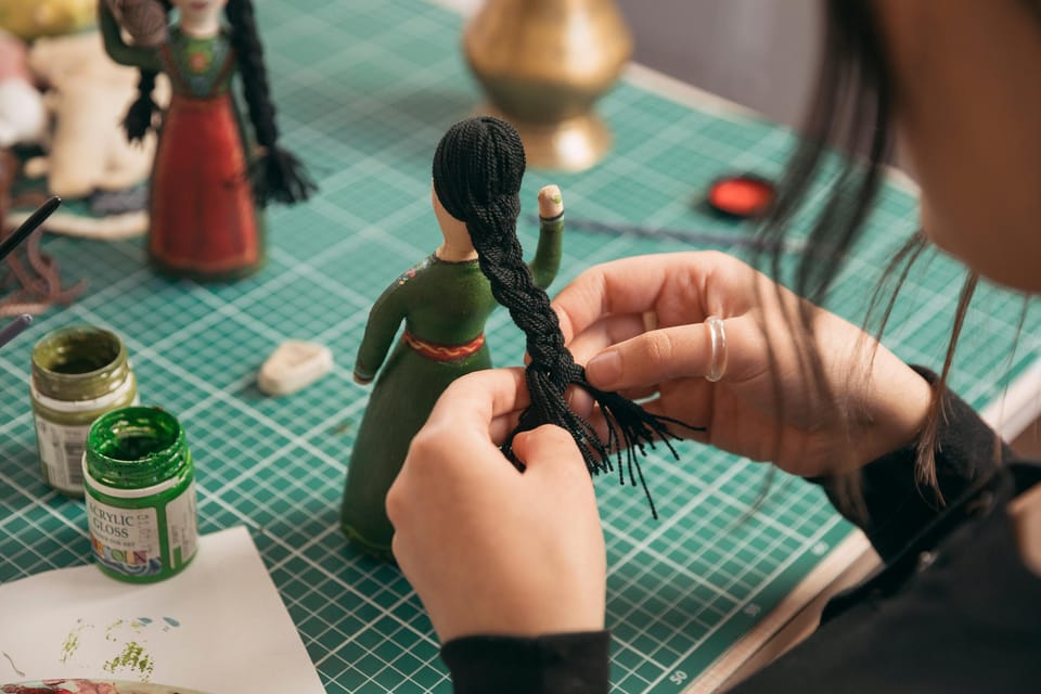 Måla din egen traditionella docka | GetYourGuide