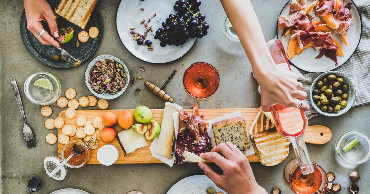 Alicante: Tour a pie gastronómico con cata de vinos y tapas | GetYourGuide
