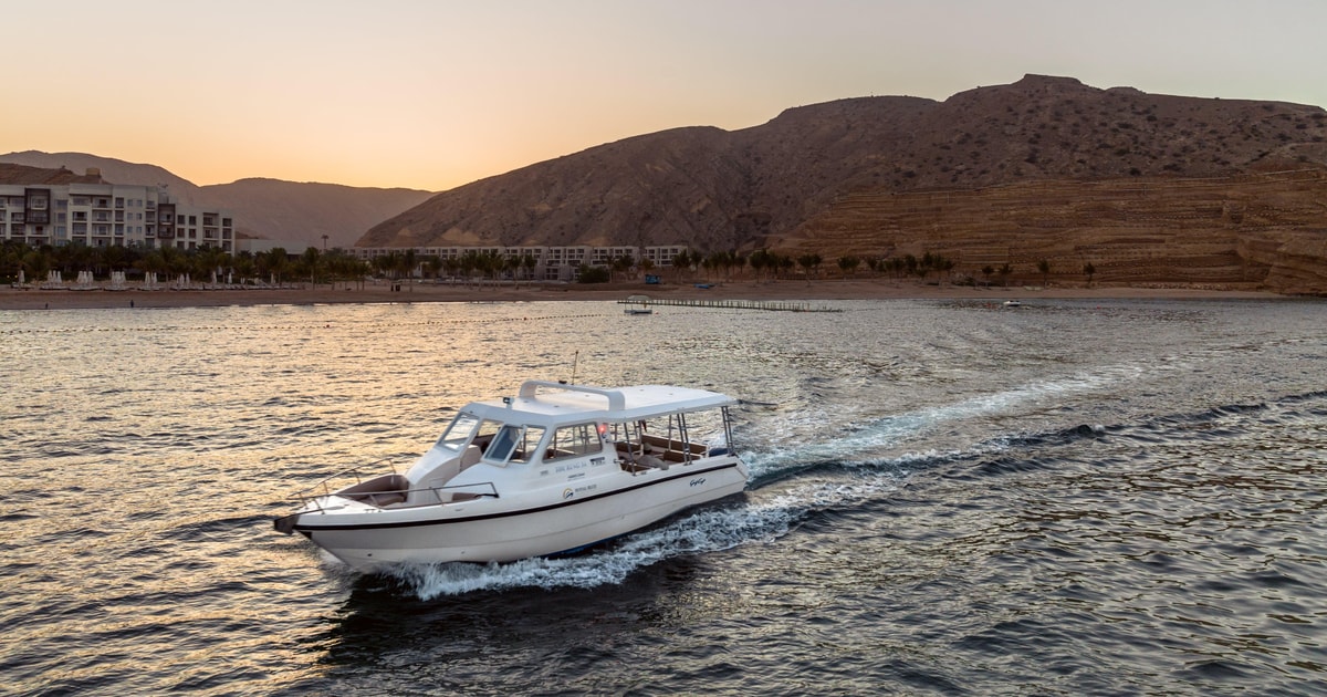 Muscat: tour in barca di 2 ore con vista sul tramonto | GetYourGuide