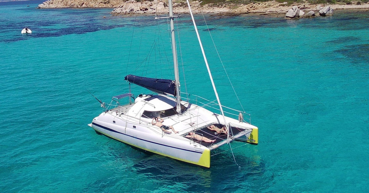 Desde Olbia: excursión en catamarán a Tavolara o Cala Moresca ...