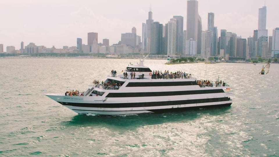 Chicago: barco con brunch, almuerzo o cena en lago Michigan | GetYourGuide