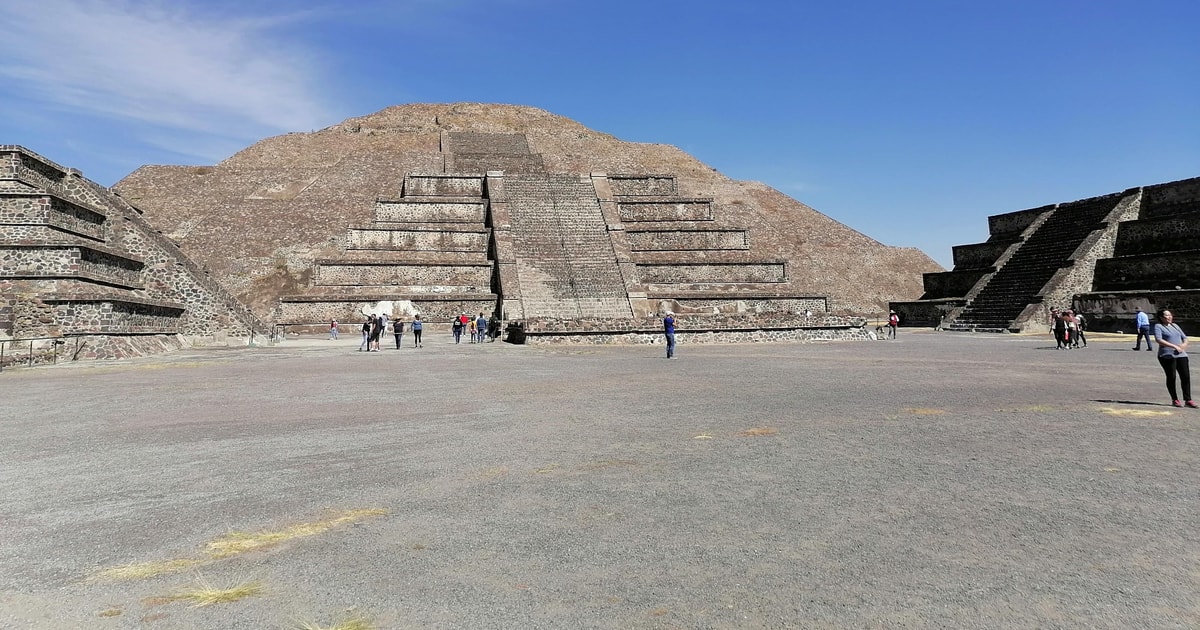 Hot air balloon Teotihuacan - Sun and Moon pyramid | GetYourGuide