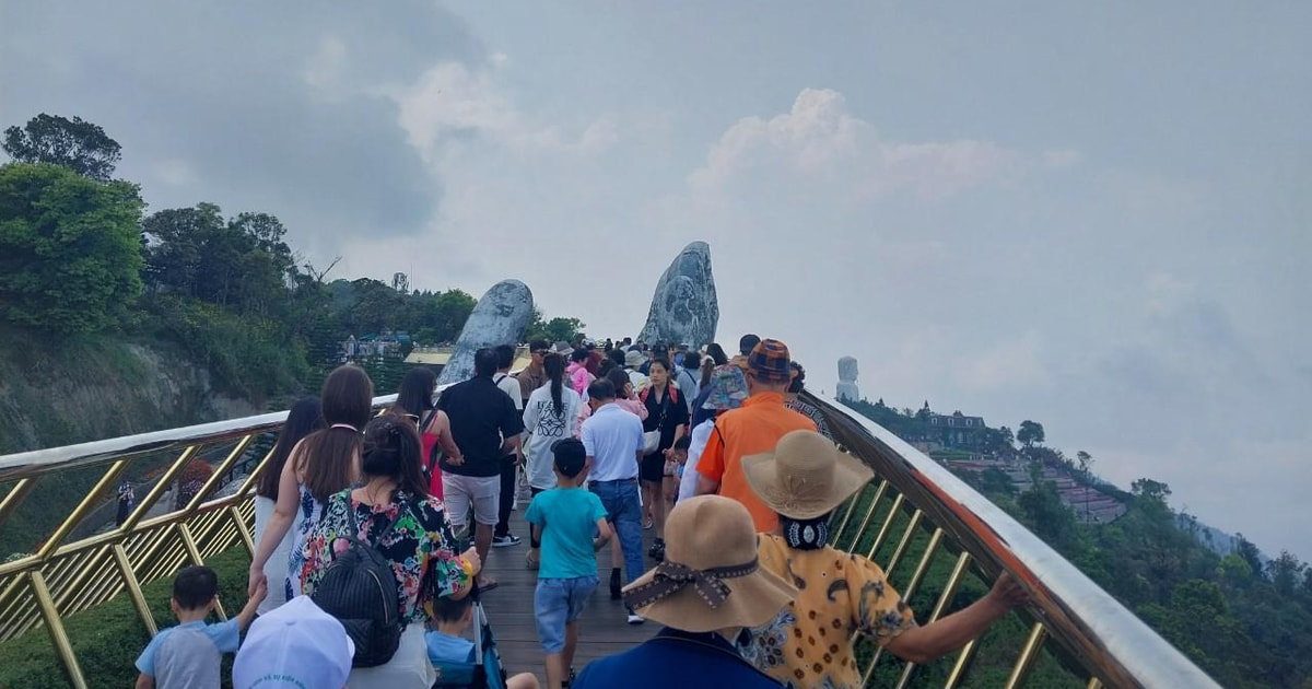 Privat bil til Golden Bridge og Marble Mountain og retur | GetYourGuide