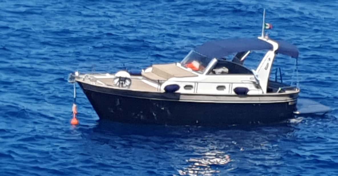 Capri-tour met de iconische Gozzo Sorrentino | GetYourGuide