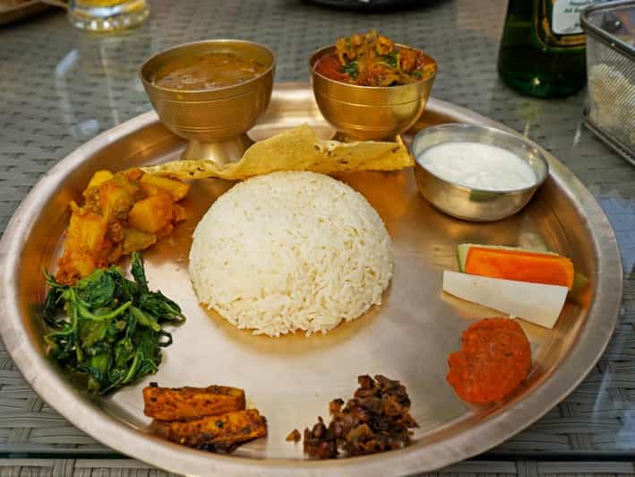 Cena Thali tradicional nepalí en el Bar y Asador AtomiX | GetYourGuide
