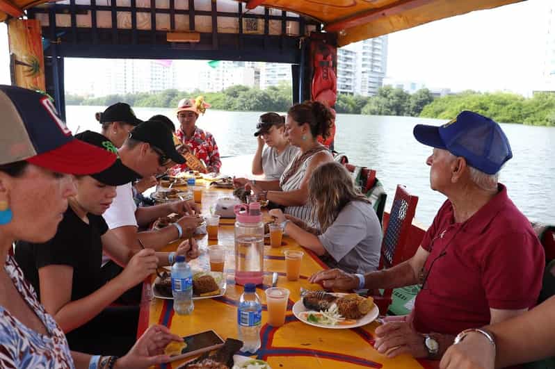 Cartagena: Tour en barco típico colombiano con almuerzo caribeño ...