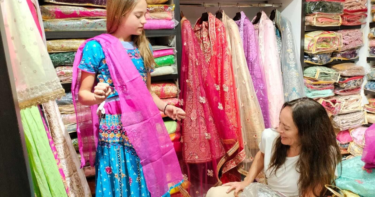 Delhi: Recorrido de compras nupciales con tiendas de saris y lehengas ...