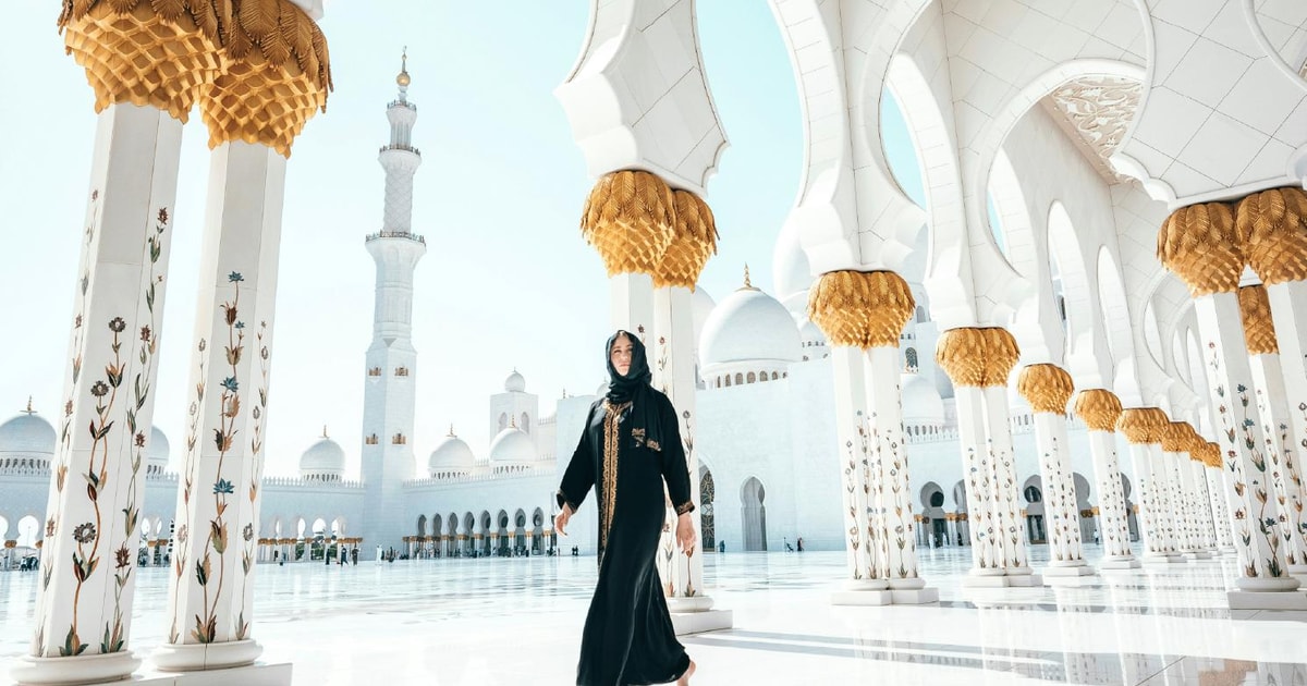 Abu Dhabi Walking Tour: Sheikh Zayed Mosque & Library | GetYourGuide
