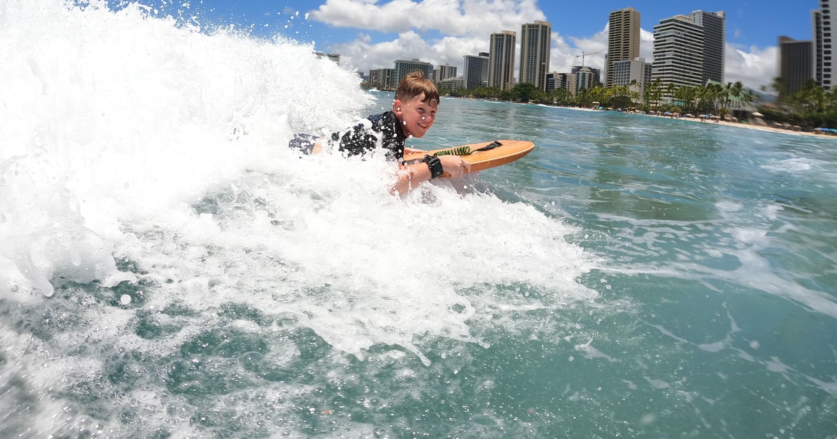 Clase de bodyboard en Waikiki, dos alumnos por instructor | GetYourGuide
