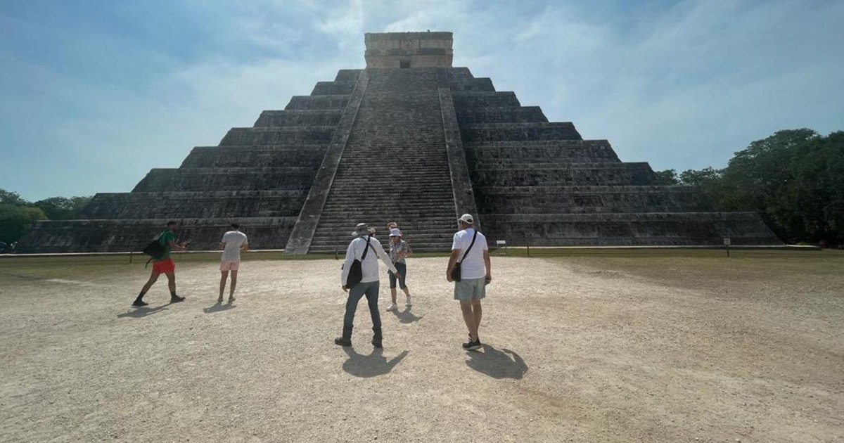 Descoperiți Chichén Itzá, cenote și Izamal cu un călător local ...