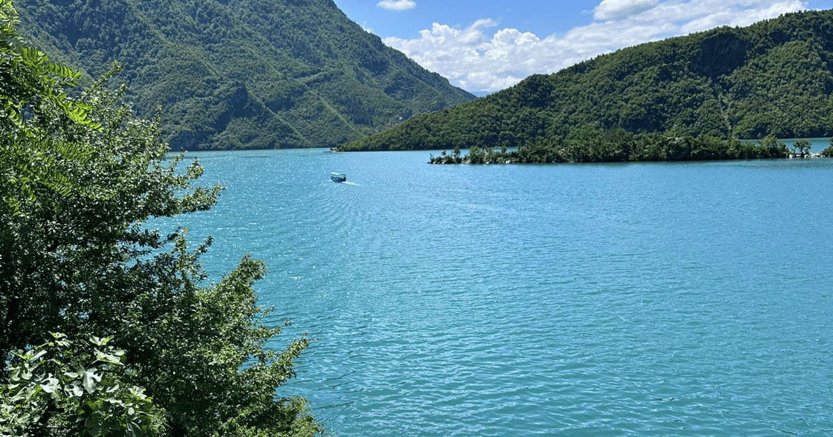 Van Koman: Bootticket voor Komani Meer & Rivier van Shala | GetYourGuide