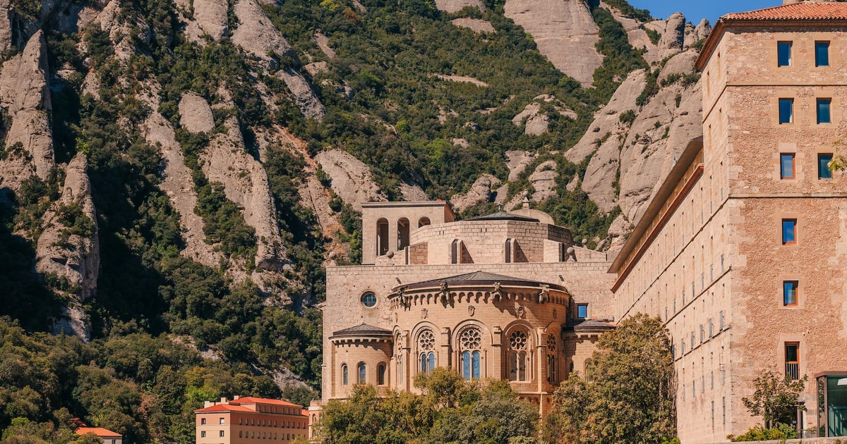 Barcelona: Monasterio de Montserrat, pueblo medieval y brunch ...