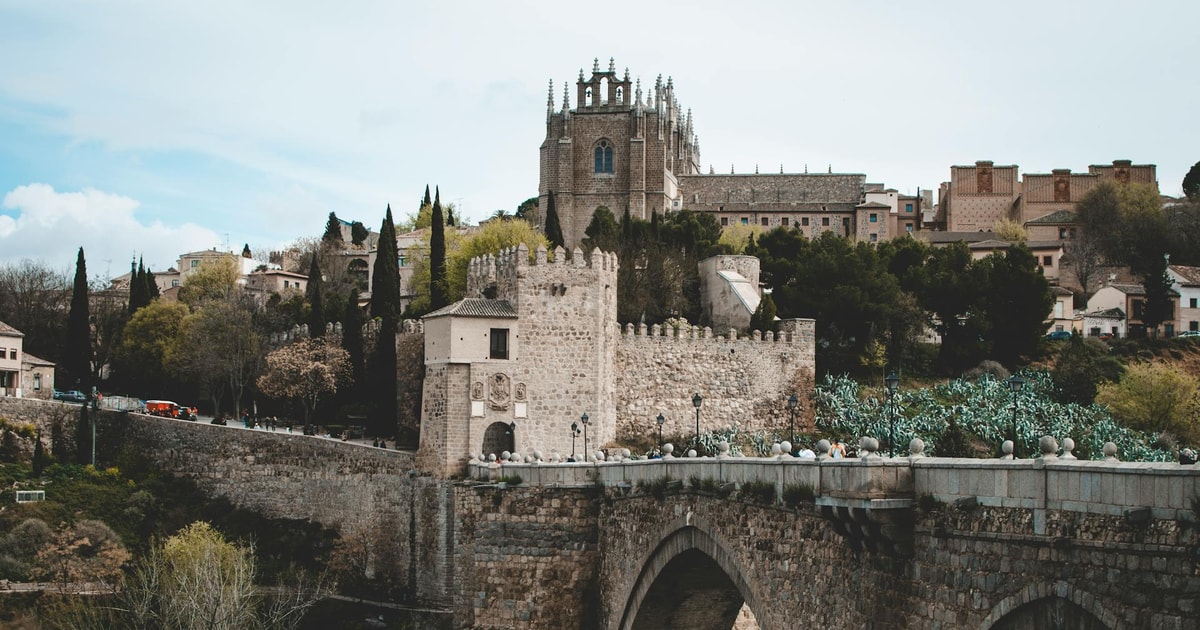 Consuegra Molinos de Viento y Toledo Tour privado desde Madrid ...
