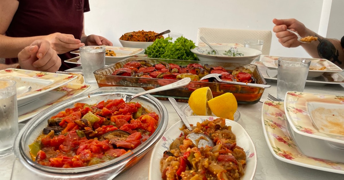 Cuisine turque authentique Dîner à la maison avec une famille locale ...