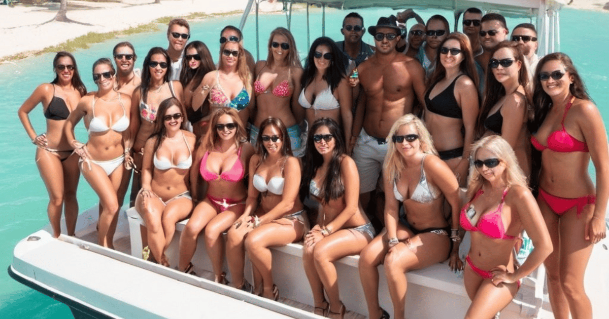 FIESTA EN BARCO CON BARRA LIBRE CRUCERO EN CATAMARÁN PUNTA CANA | GetYourGuide