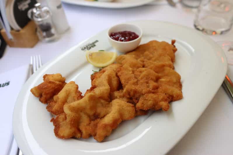 Viena: Experiência de degustação de Wiener Schnitzel | GetYourGuide