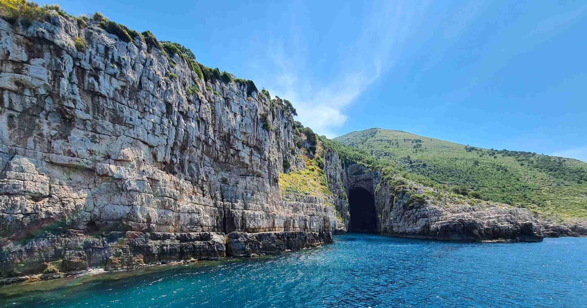 Von Tirana: Vlora Bootsfahrt nach Karaburun und zur Insel Sazan ...