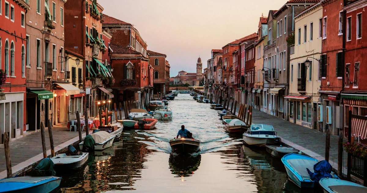 Explore Murano e Burano com conforto e estilo | GetYourGuide