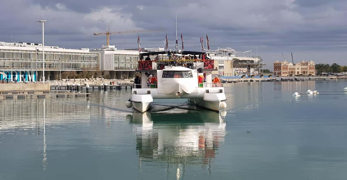 Valencia: Chistmas Boat Tour with Santa Claus & Wizard King. | GetYourGuide