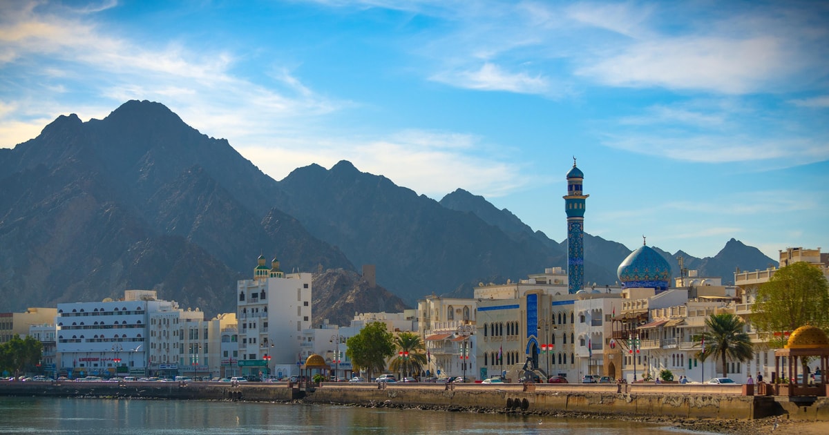 Muscat: Tour privato di un giorno intero della città in auto di lusso ...