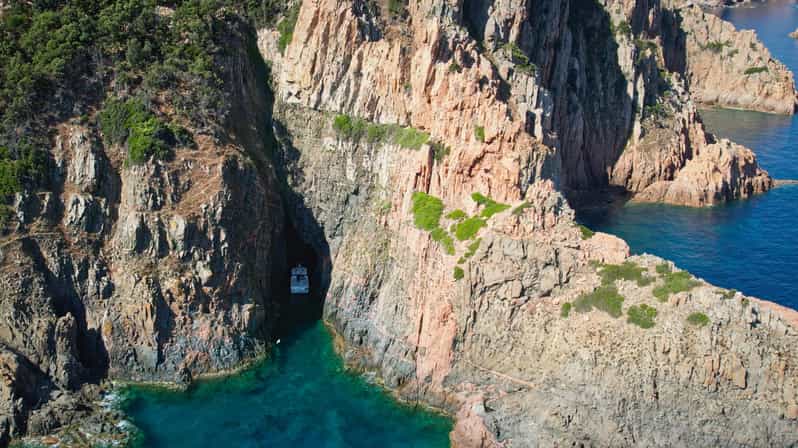 Scandola: visite de la réserve naturelle au départ de Porto (France ...