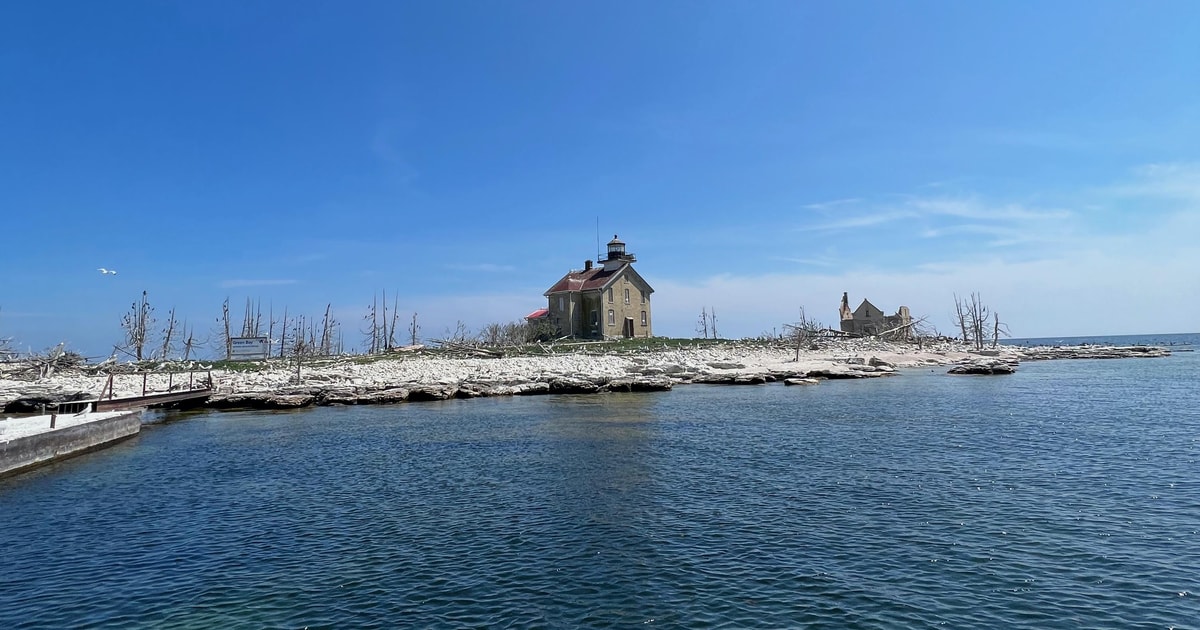 Gills Rock: Plum Island & Pilot Island Lighthouse Cruise | GetYourGuide