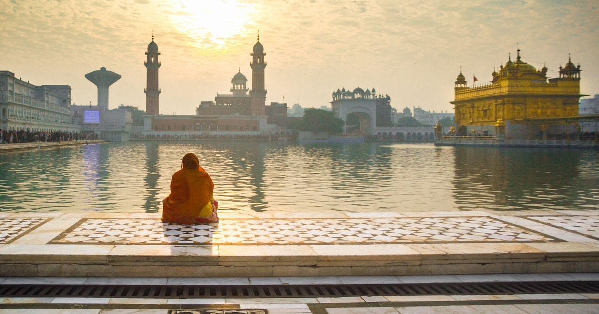Delhistä: 2 päivän Amritsarin kultainen temppeli ja Wagahin rajamatkat ...