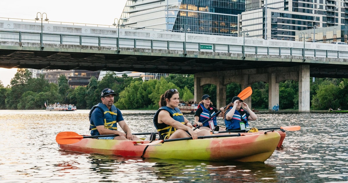 Austin: Excursión en Kayak para Observar Murciélagos al Atardecer ...