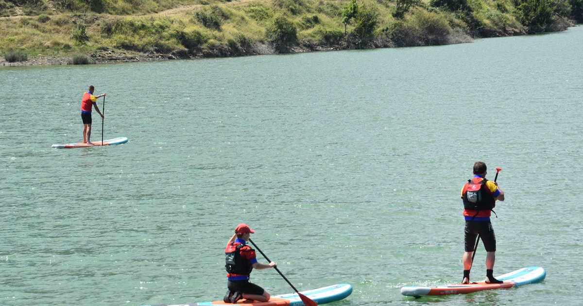Kajak &SUP in het meer van Berat, picknick lunch | GetYourGuide
