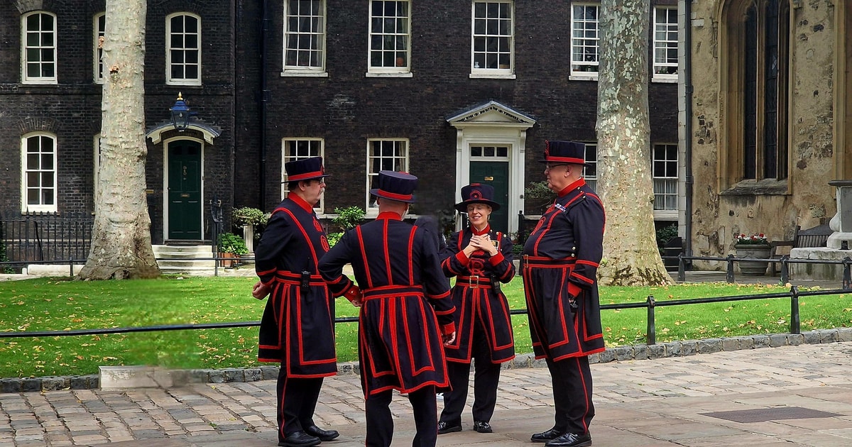 Tower of London Crown Jewels and English Royal History Tour | GetYourGuide