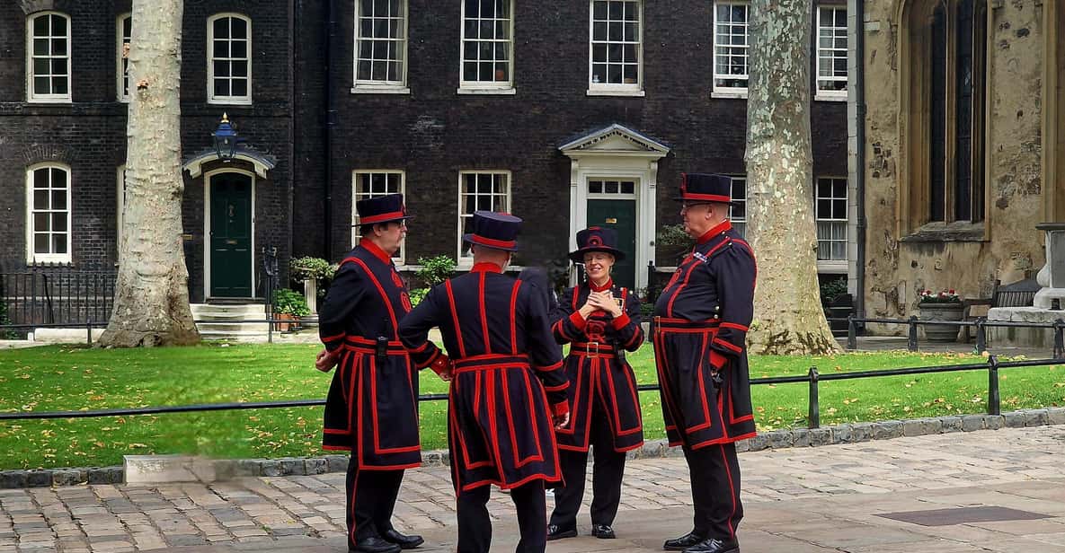 ロンドン塔の王冠の宝石と英国王室の歴史ツアー | GetYourGuide