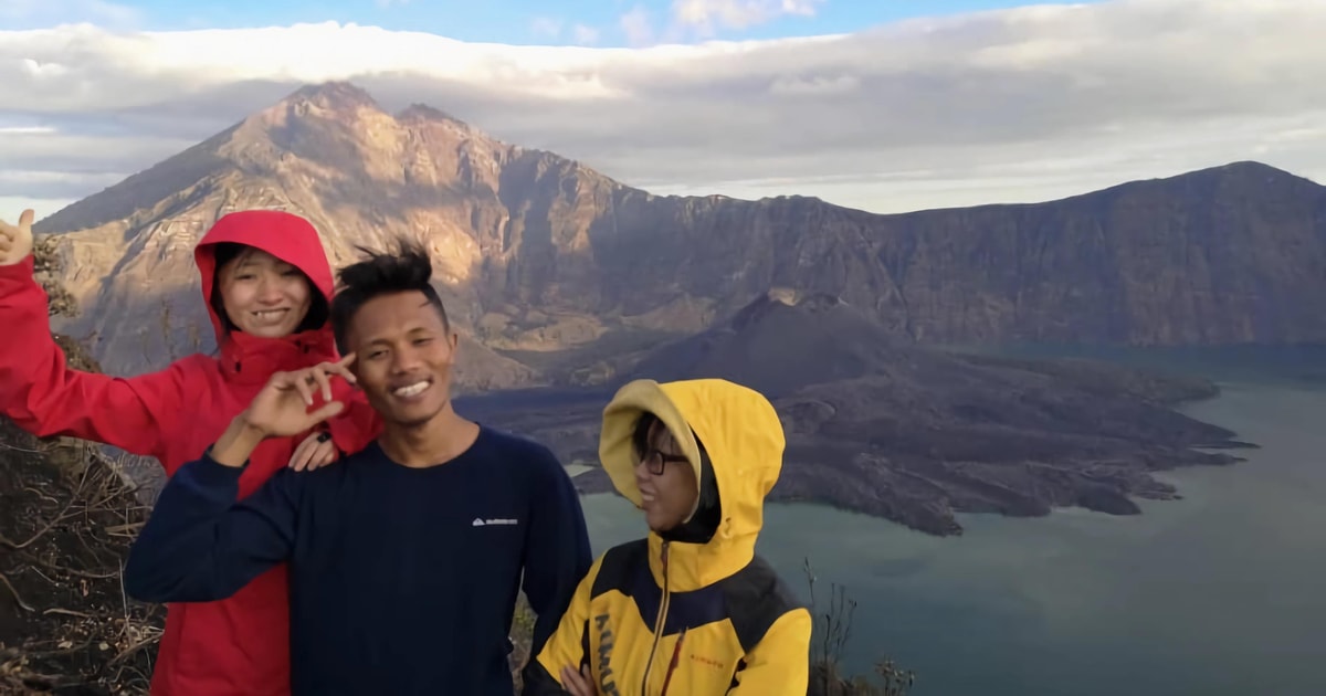 Caminhada de 2 dias pela borda da cratera do Monte Rinjani Senaru ...