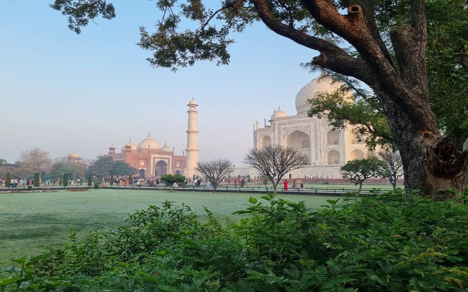 Agra: Taj Mahal Guided Tour with Lunch at 5-Star Hotel | GetYourGuide