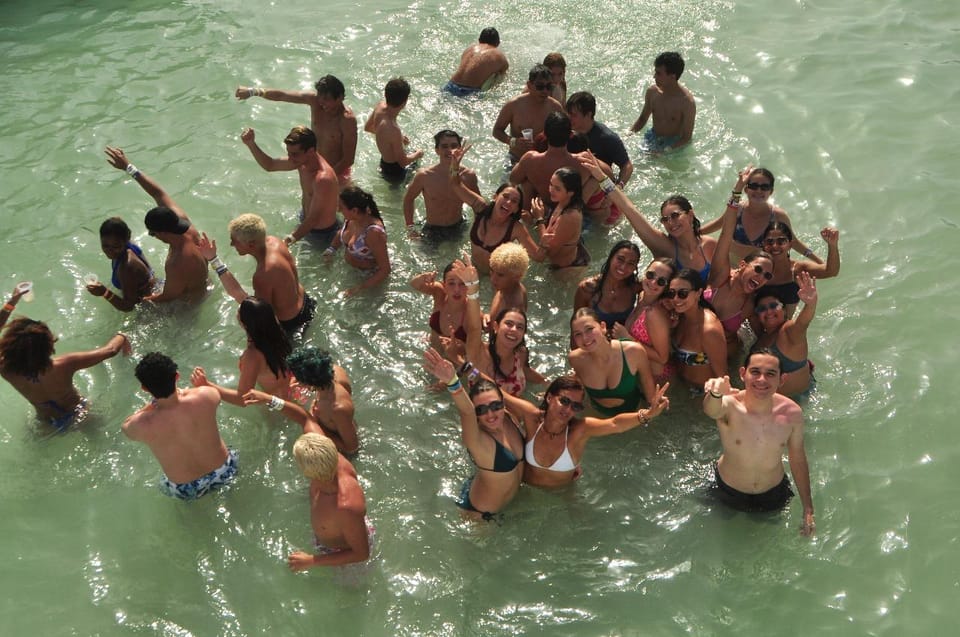 Punta Cana: Fiesta en catamarán con barra libre y aperitivos | GetYourGuide