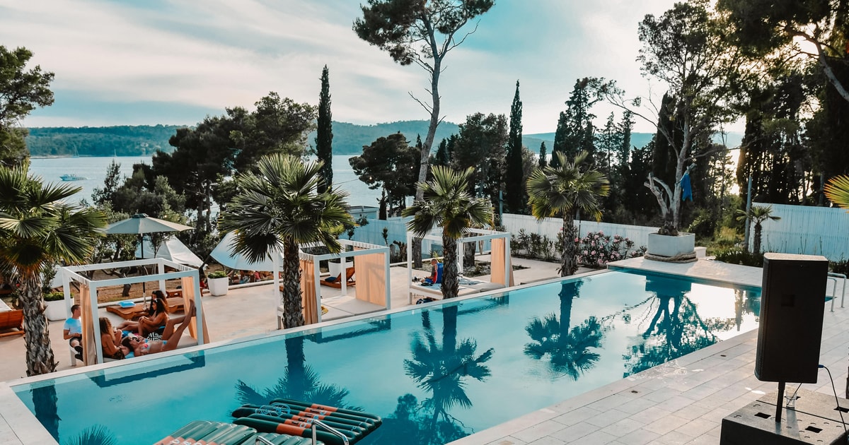 Split: paseo en barco y fiesta en la piscina en Olife Beach Club Resort ...