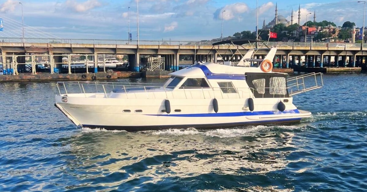 Iate de luxo particular em Istambul, no Bósforo, com 14 metros (46 pés ...