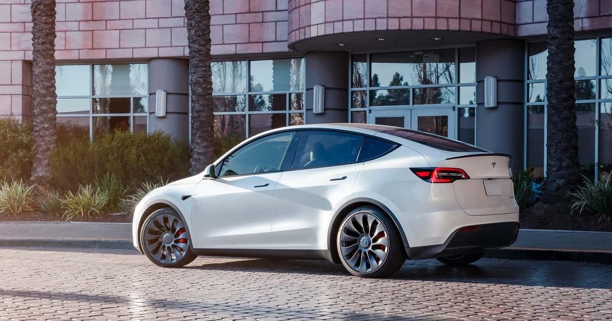 ROM: Flughafentransfer in einem Tesla | GetYourGuide