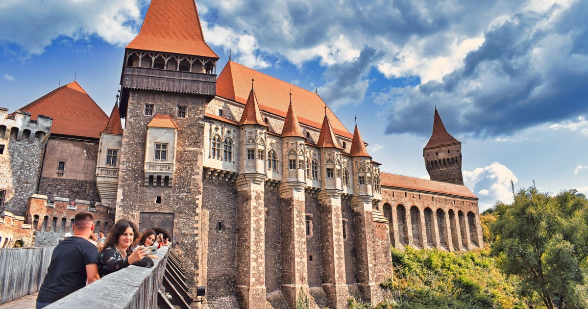 Corvin Kalesi ve Sibiu Surlu Şehri (Cluj'dan) | GetYourGuide