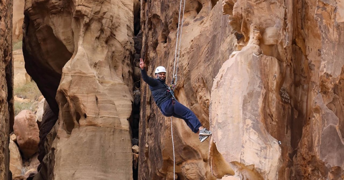 Odkryj AlUla z lotu ptaka: przygoda z wspinaczką skałkową | GetYourGuide