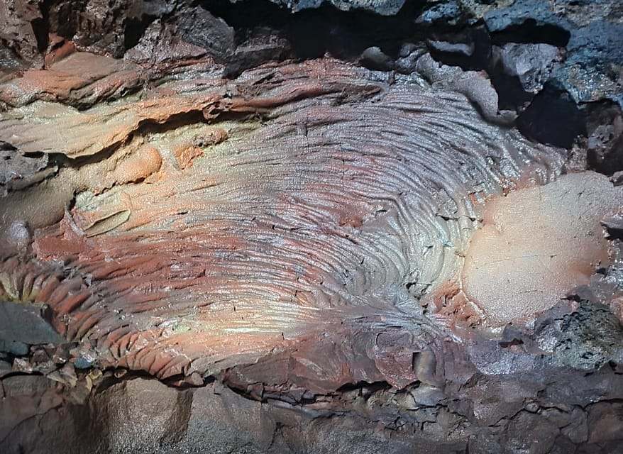 Aventura en el Túnel Geológico de Lava - Cueva Arnarker | GetYourGuide