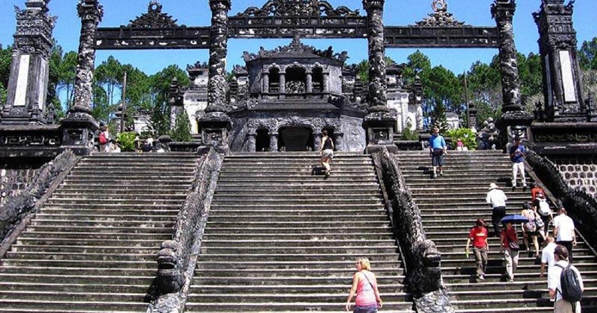 Motorcykeltur i Hue till landsbygden, pagoder och kungliga gravar ...