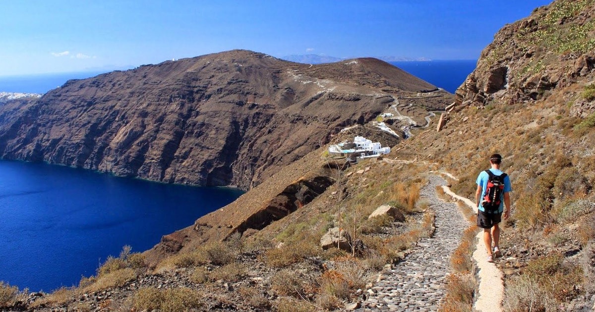 Santorini: Escursione alla Caldera da Fira a Oia | GetYourGuide