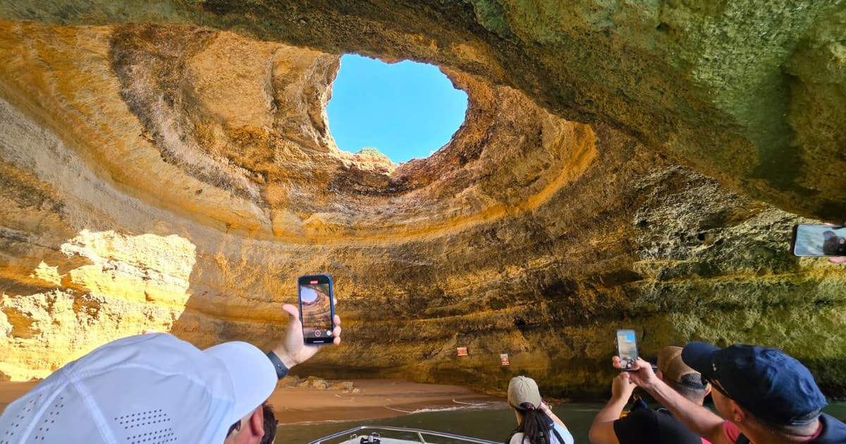 De Faro: Passeio de barco à Gruta de Benagil e à Praia da Marinha ...