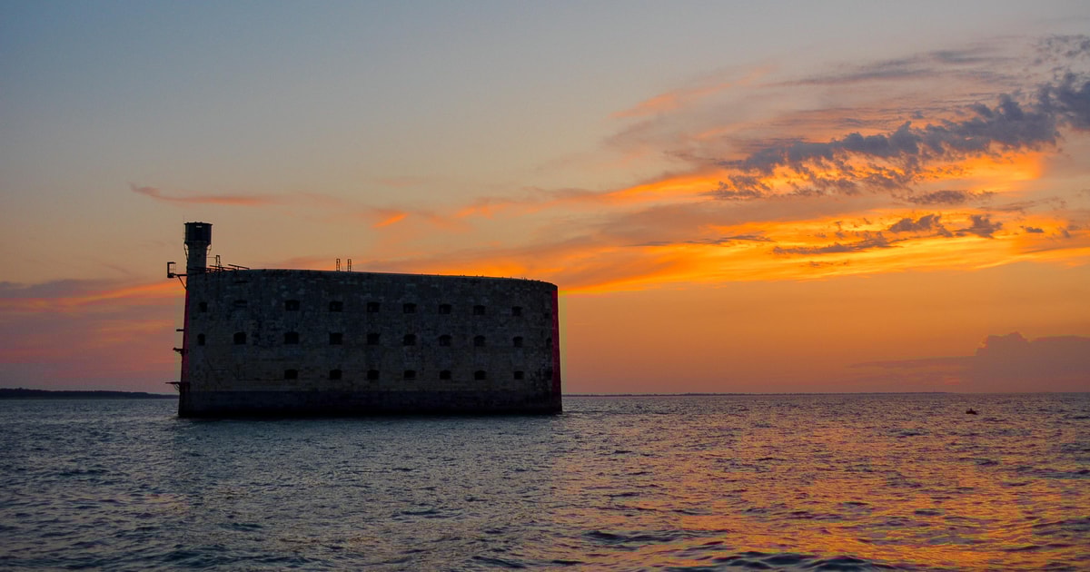 La Rochelle : Fort Boyard au soleil couchant (2h00) | GetYourGuide