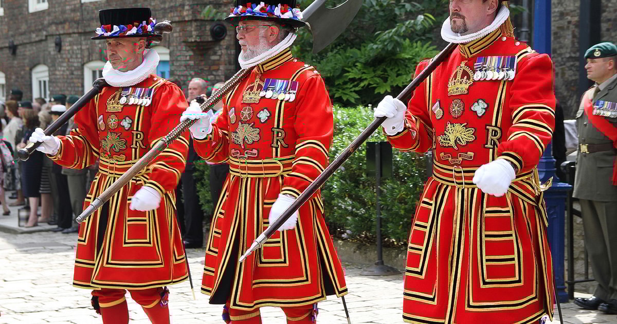 London: Tower of London Beefeater Welcome & Crown Jewels | GetYourGuide